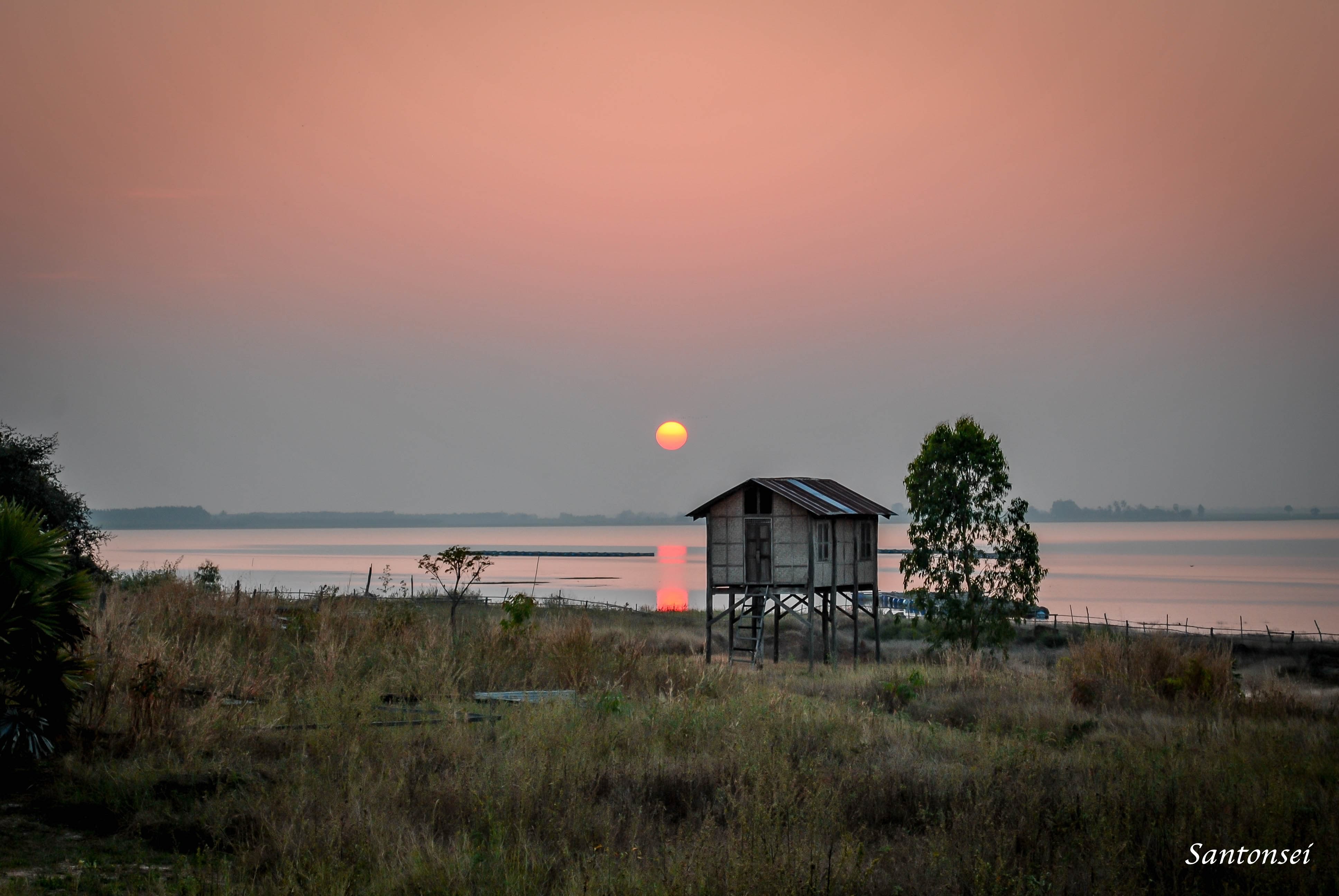 [OC] Sunset in Thailand's Isan region [3872 x 2592] : r/SkyPorn